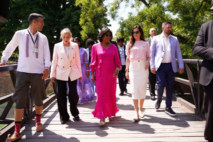 TAMARA VUČIĆ kao sav običan svet na KALEMEGDANU: Elegantno izdanje prve ...